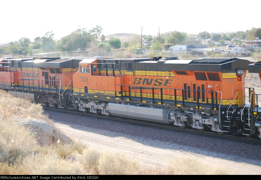 BNSF 7909 passes me by as she heads westbound with BNSF 7525 ahead of her.